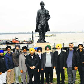 Sikh pilot’s statue unveiled in UK – Sikh Sangat News